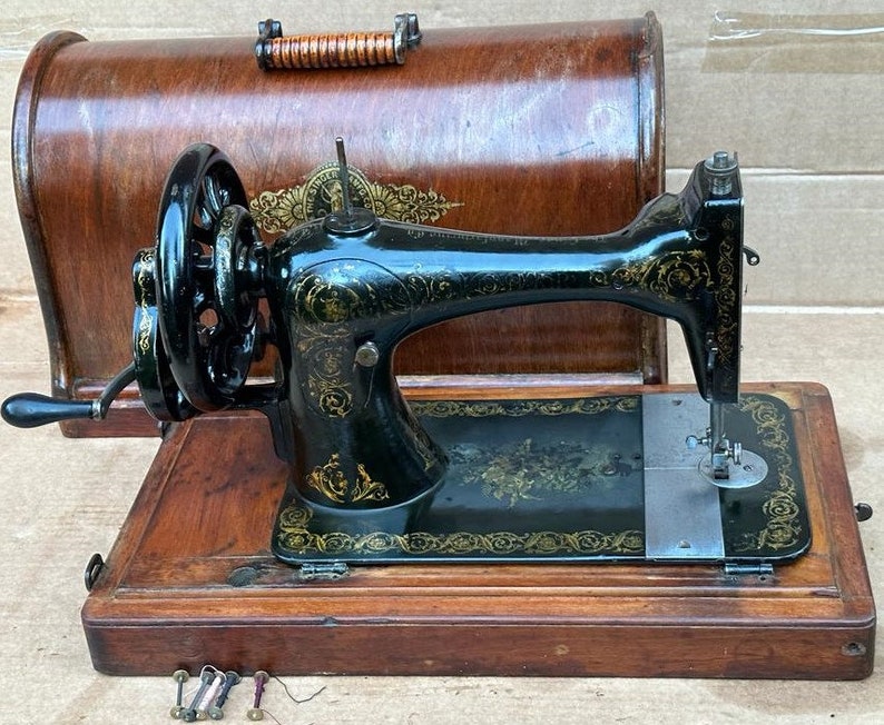 Antique Singer VS3 Hand-crank Sewing Machine: Scrolls and Roses Decor ...