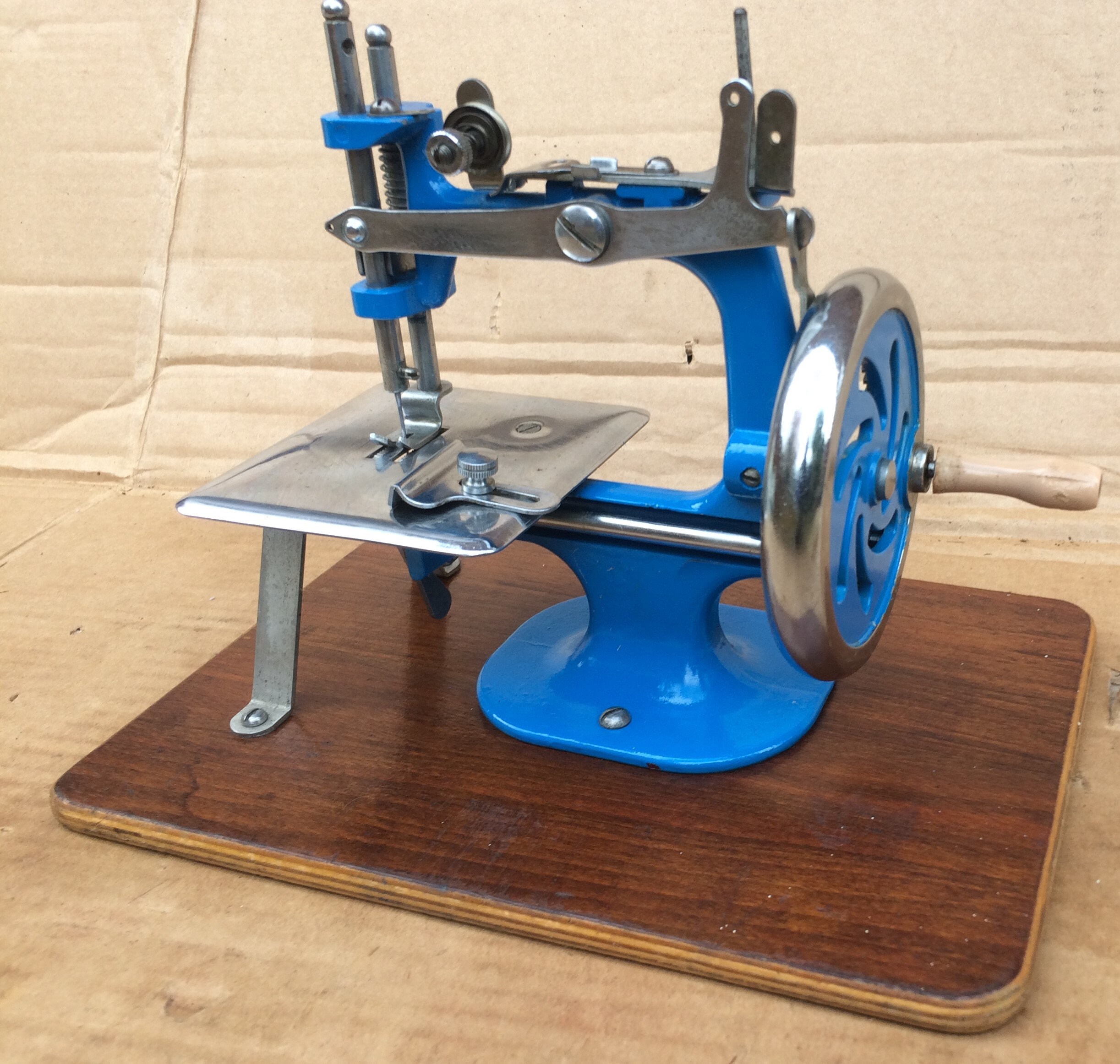 Vintage Blue Essex Miniature/toy Chain Stitch Sewing Machine, Toy ...