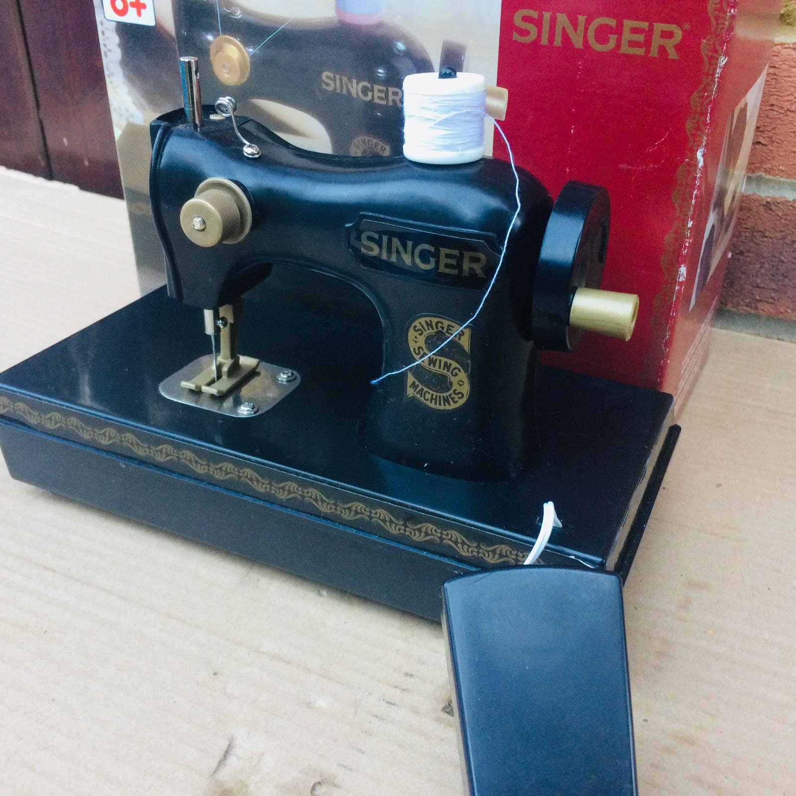 Vintage Singer Toy, Child's Sewing Machine, Retro Childs Sewing Machine ...