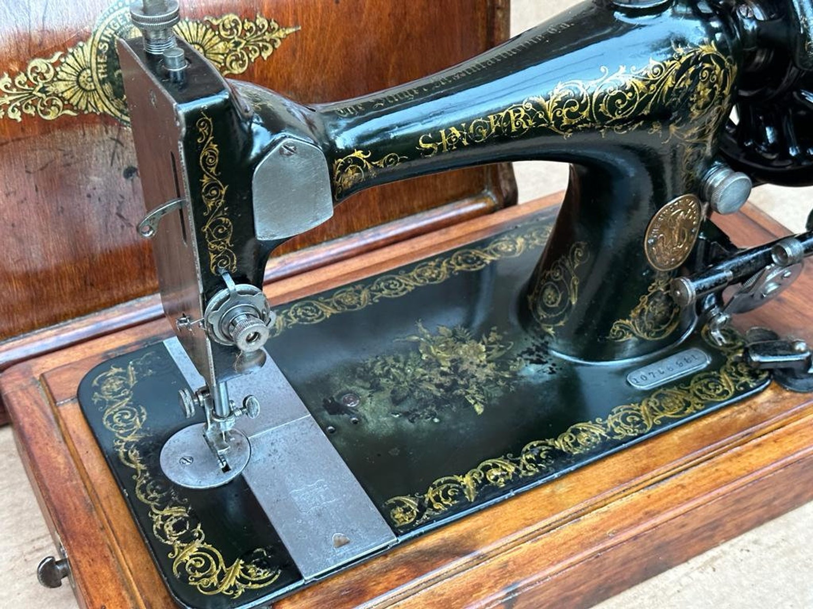 Antique Singer VS3 Hand-crank Sewing Machine: Scrolls and Roses Decor ...