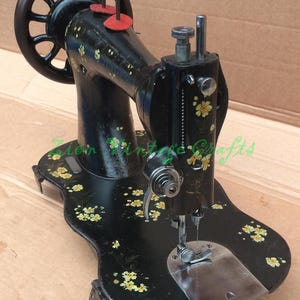Singer Fiddle Base Improved Family Painted Daises Decals Sewing Machine ...
