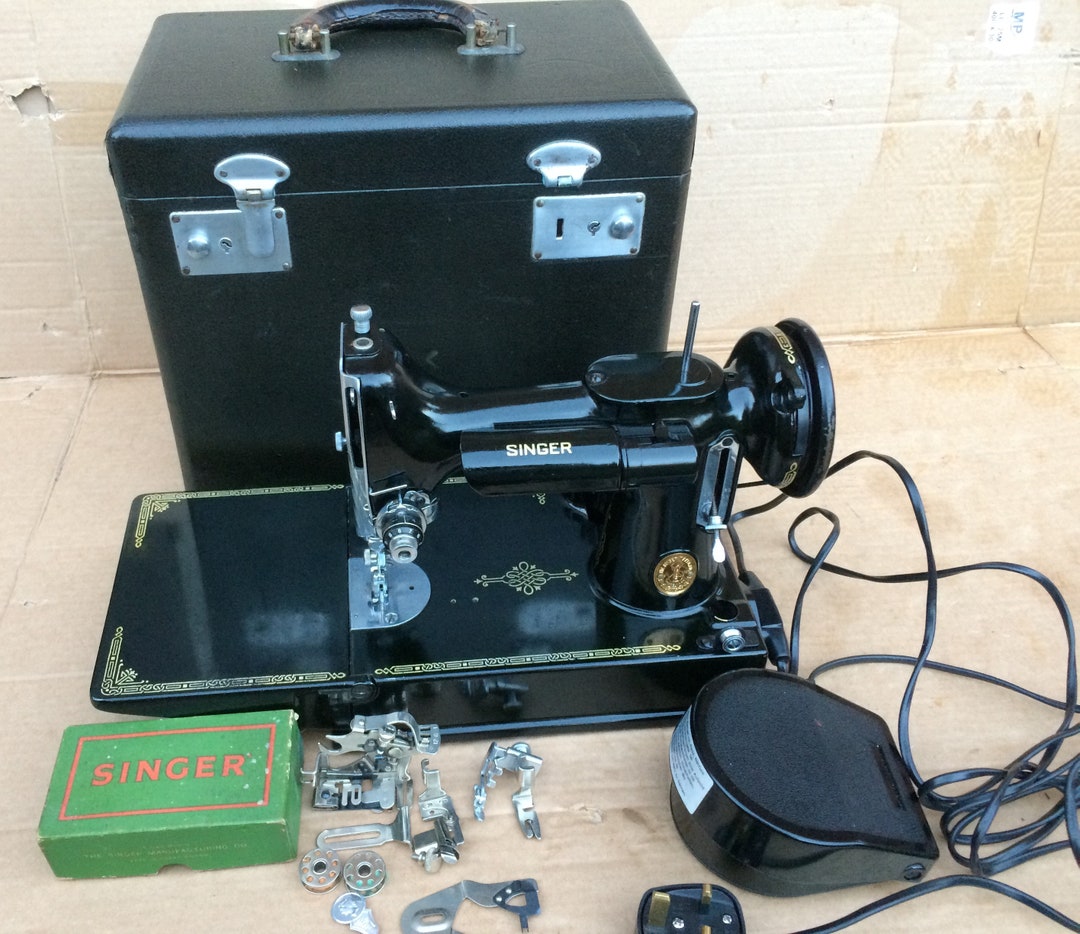 221K Singer Featherweight Sewing Machine With Accessories. - Etsy