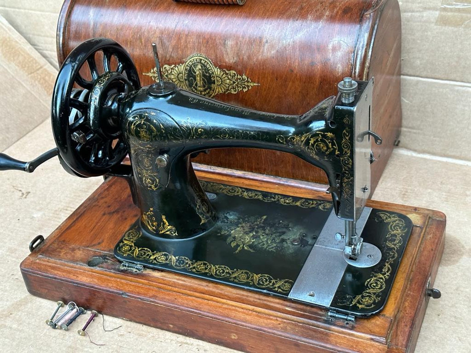 Antique Singer VS3 Hand-crank Sewing Machine: Scrolls and Roses Decor ...