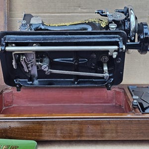 Vintage Singer 28, 28K Hand Crank Sewing Machine With Croc Case and ...