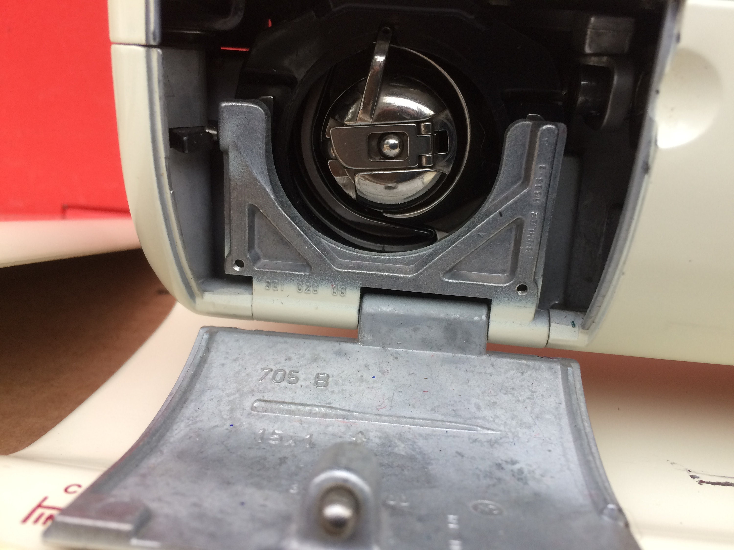 Bernina 807 Minimatic Zig Zag Multi Decorative Stitch Sewing Machine ...