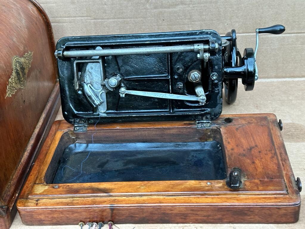 Antique Singer VS3 Hand-crank Sewing Machine: Scrolls and Roses Decor ...