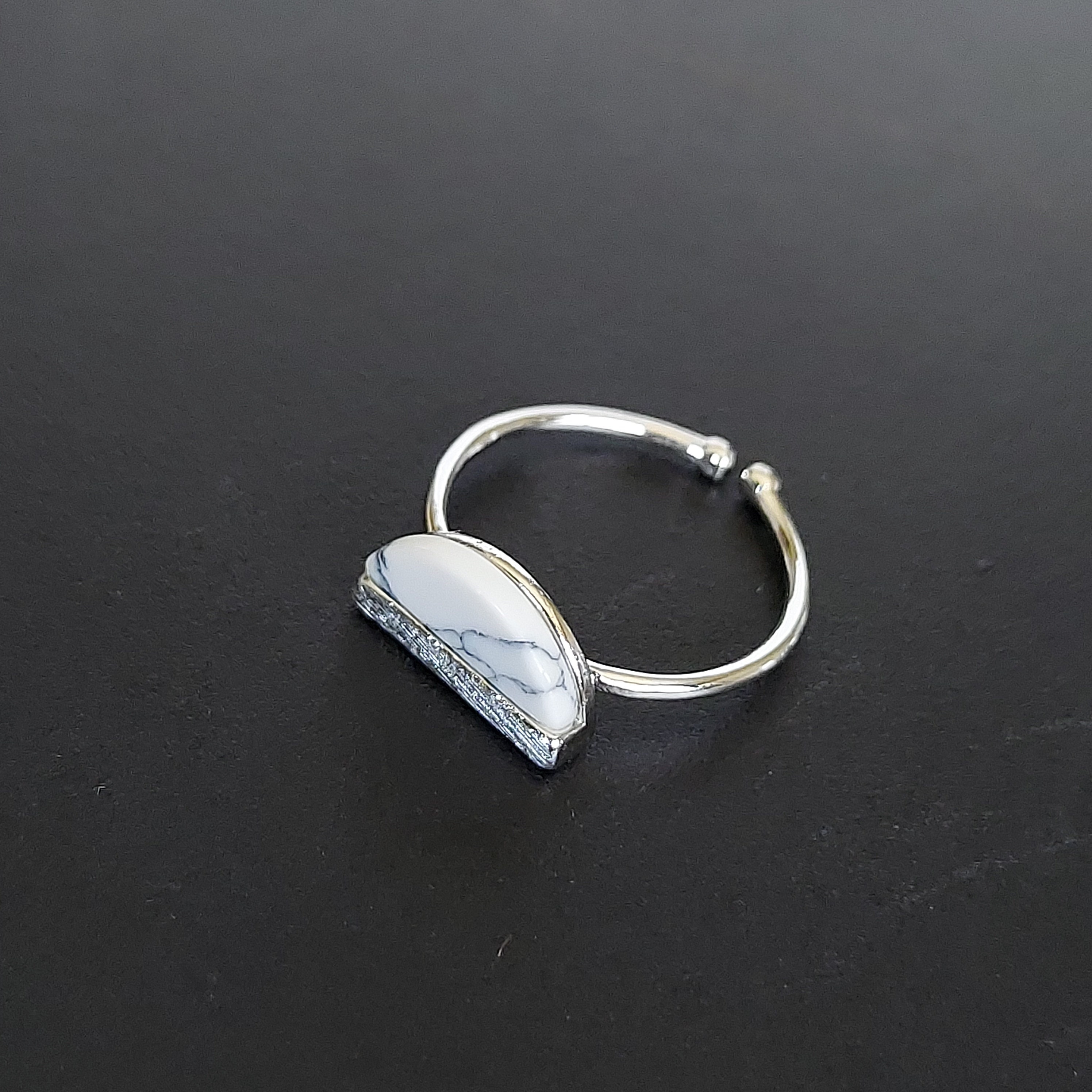 Weißer Marmor Halbmond Ring, Weißer Howlith Stein Ring, Rhodiniert Ring ...