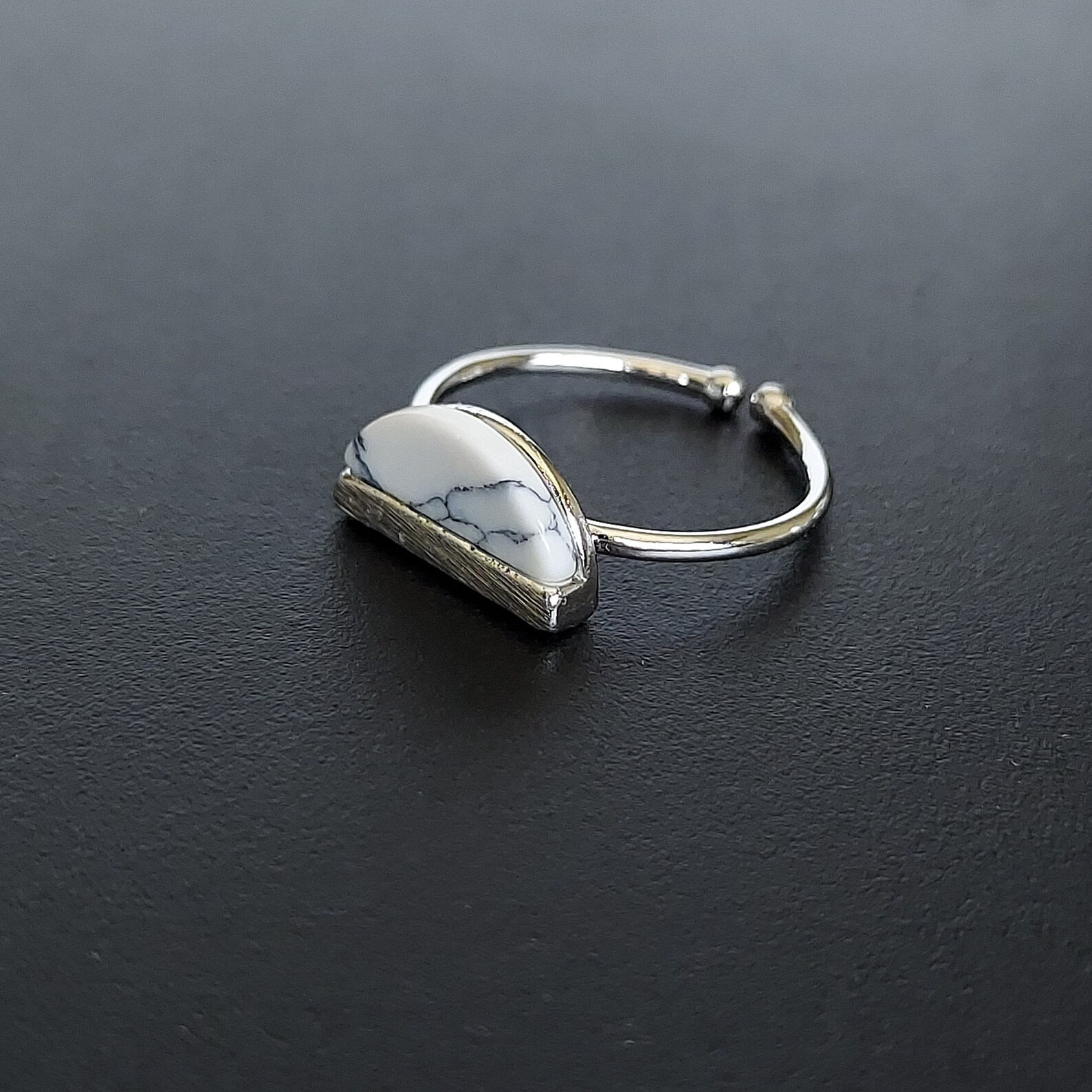 Weißer Marmor Halbmond Ring, Weißer Howlith Stein Ring, Rhodiniert Ring ...