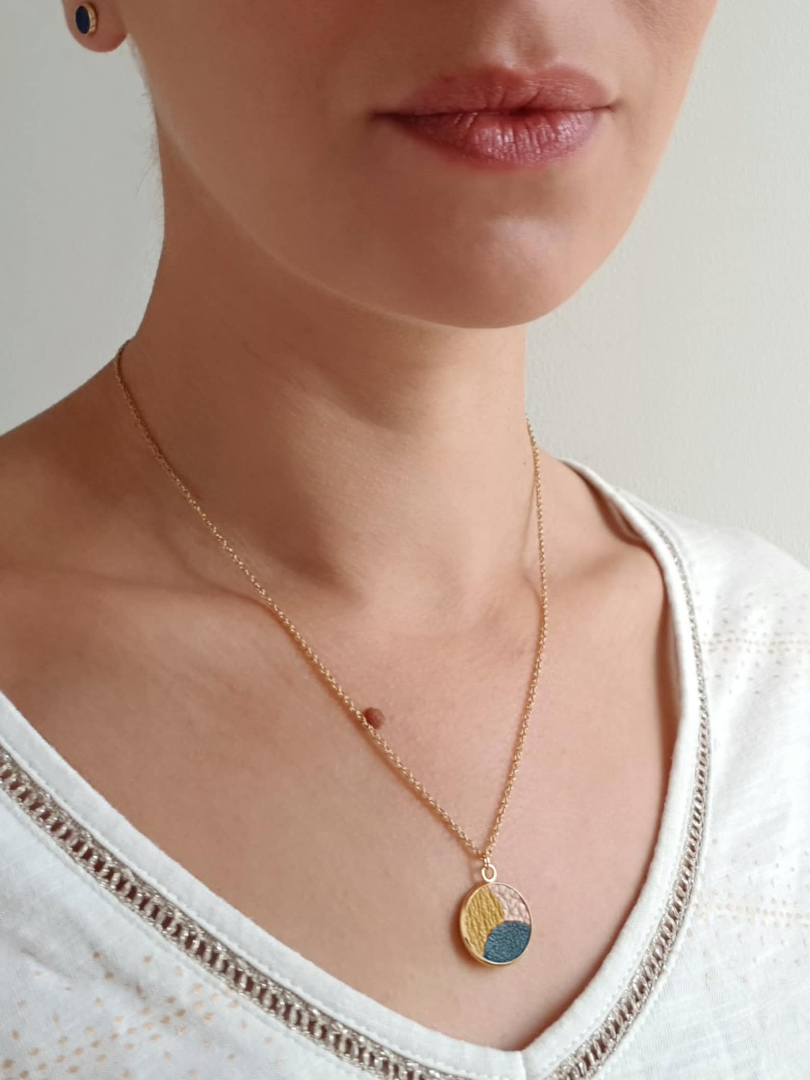 Collier fin doré ou argent avec pendentif rond en cuir vert, moutarde ...