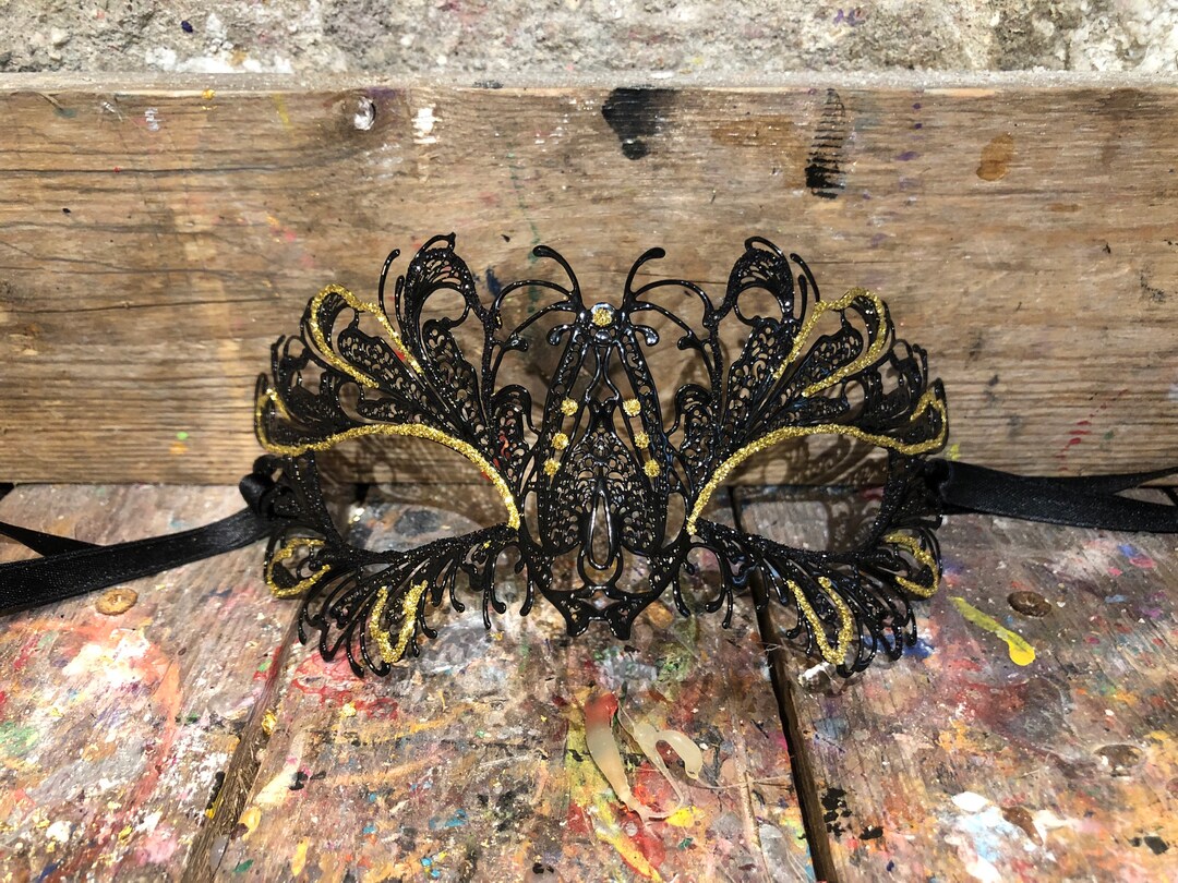 Elegante eye mask decorata con colori dorati Maschera veneziana per ...