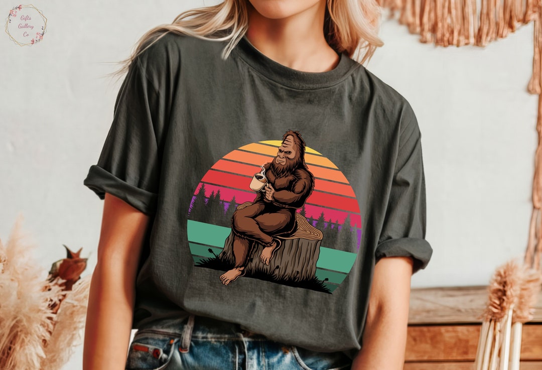 Comfort Colors® Retro Bigfoot T-shirt, Big Foot Tshirt, Bigfoot ...