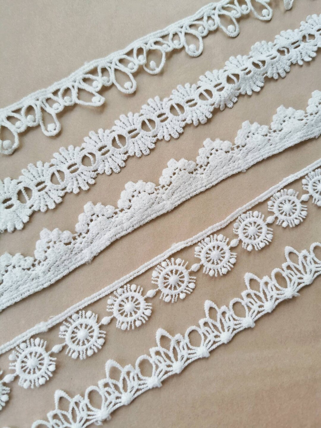 Mittelbreite feine Spitze & Borte Weiß mit Blümchen Motiven - Etsy 日本