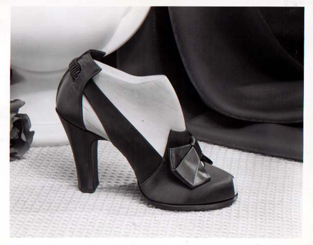 1947 Vintage Ladies' Shoe Photograph by John Stuart Cloud - Etsy