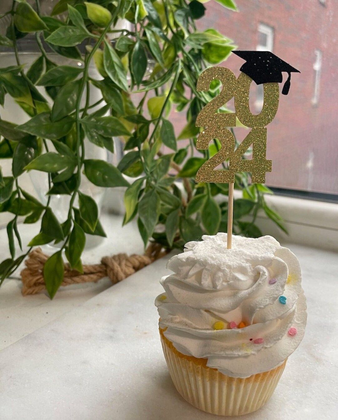 12 2024 Graduation Gold Sparkle Cardstock Cupcake Toppers With Grad Hat ...