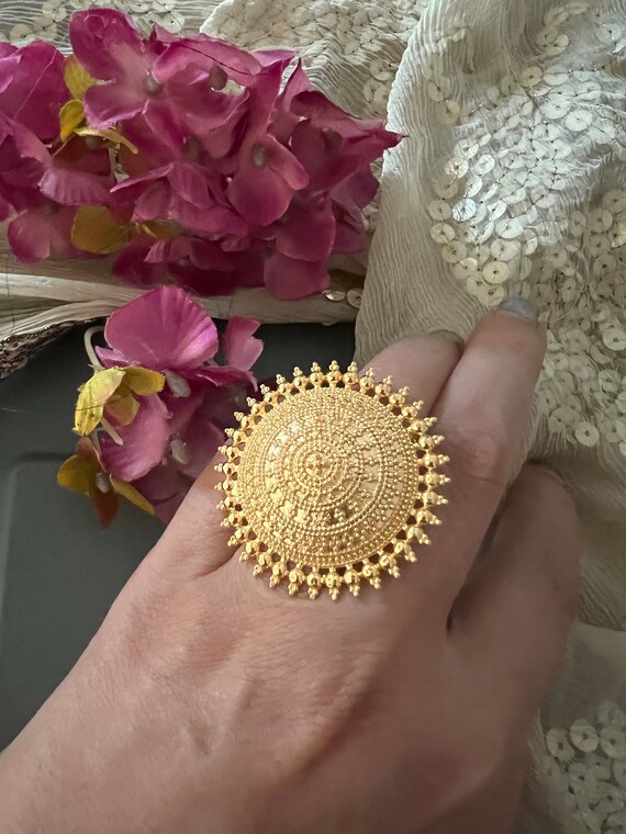 Round gold ring design store