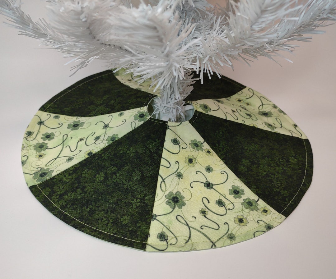 12" Tabletop St. Patrick's Day Tree Skirt. Round Flowery Shamrock Print ...