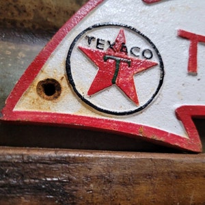 VINTAGE TEXACO ARROW Cast Iron Advertising Sign Gas Pump Plate Motor ...