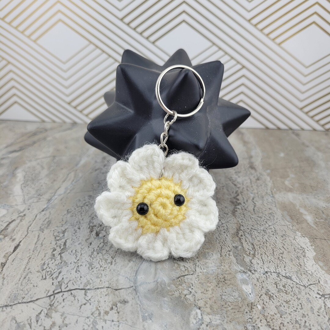 Daisy Keychain. Handmade Crocheted Keychain , Bag Charm, Flower ...
