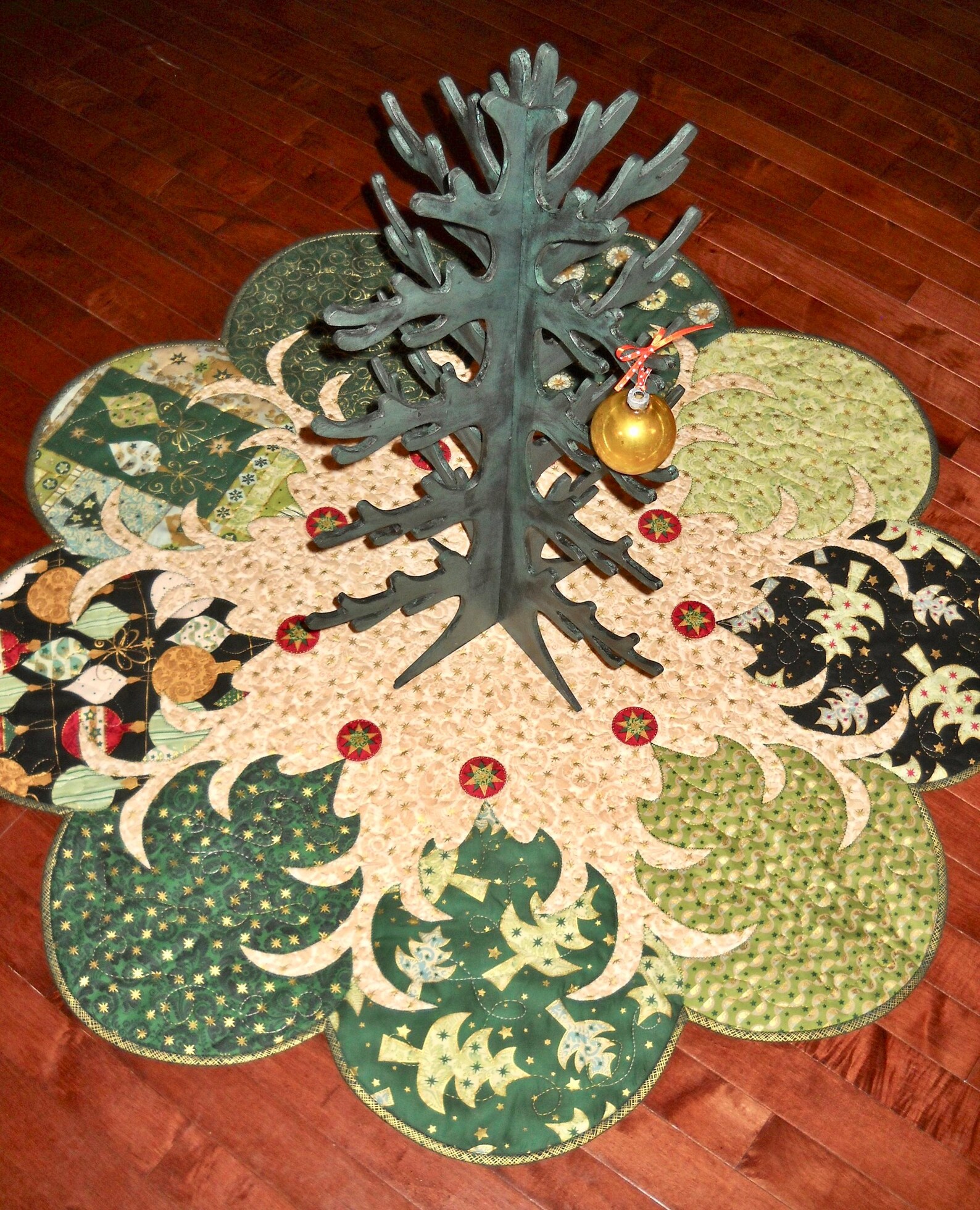 Around the Holly, Table Runner, Quilted Garden Designs, by Jenice ...
