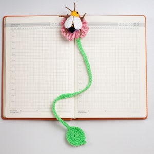 Bee and Flower Crochet Bookmark Pattern. Crochet Flower Bookmark ...