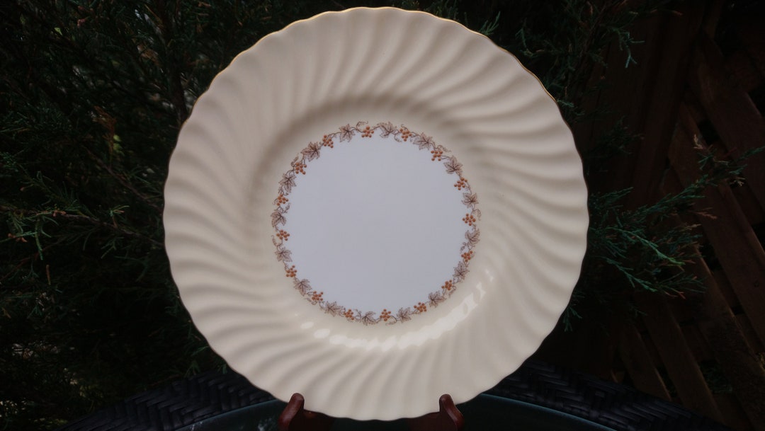 Minton "Vineyard" Muster, eingestellt 1943-1960, Buff Swirl Rim ...