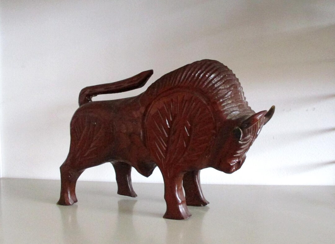 Estatua de toro tallada. Mercado alcista. Estatua de toro de arte ...