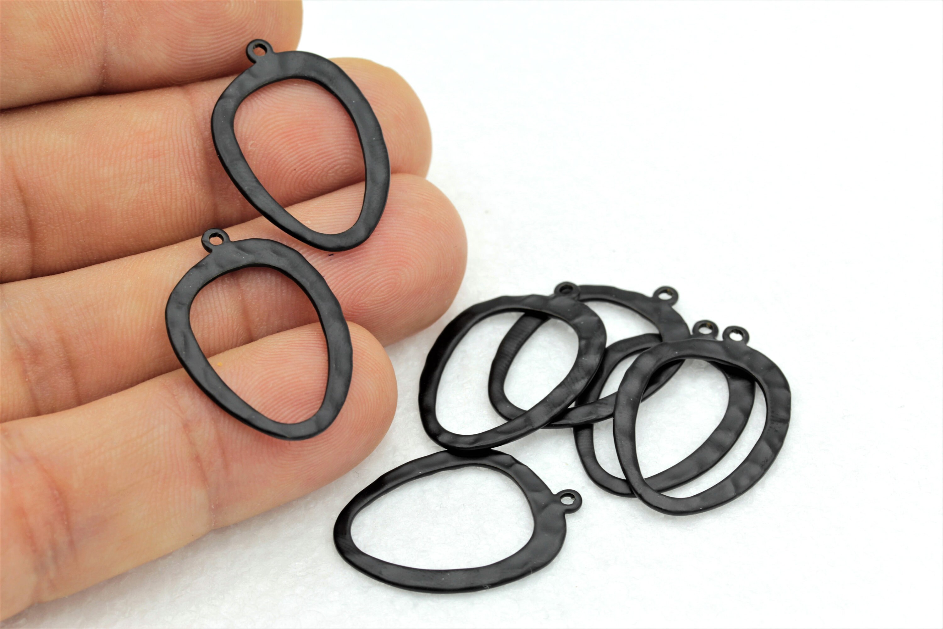 Conector ovalado negro, óvalo negro hammared, encanto de latón ovalado ...