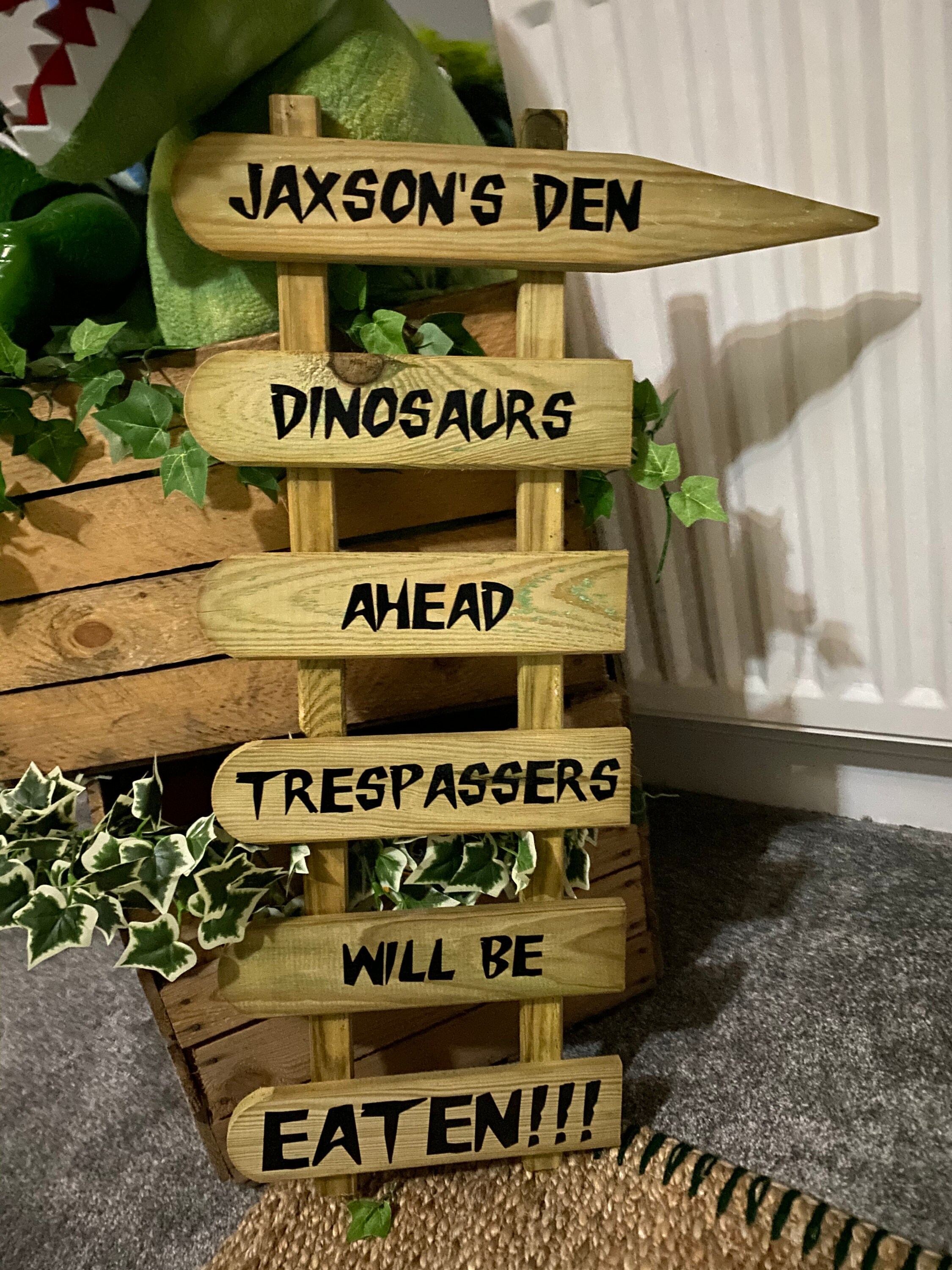 Home made personalised Wooden dinosaur sign bedroom decoration - Etsy.de