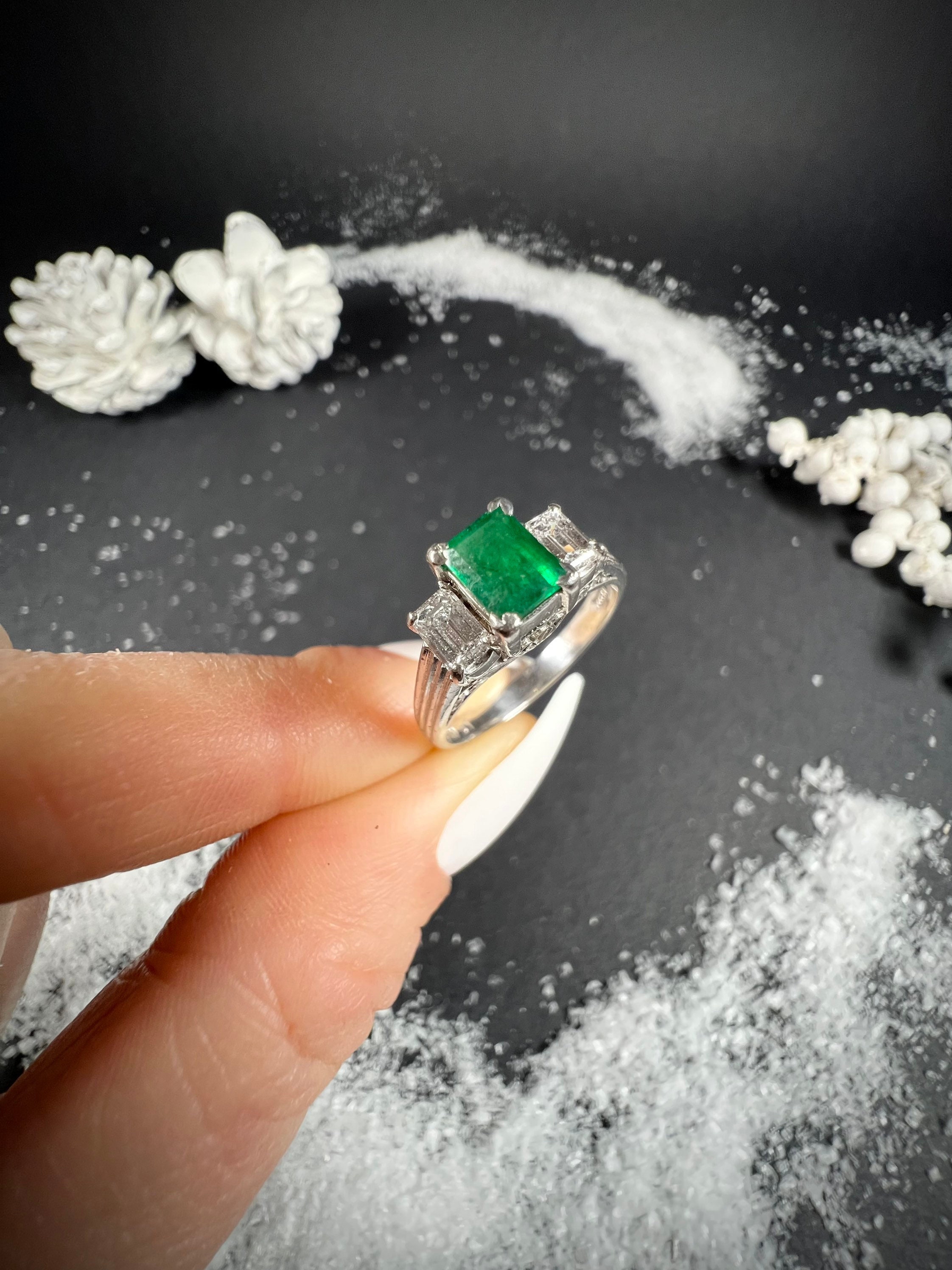 Emerald and diamond platinum ring store