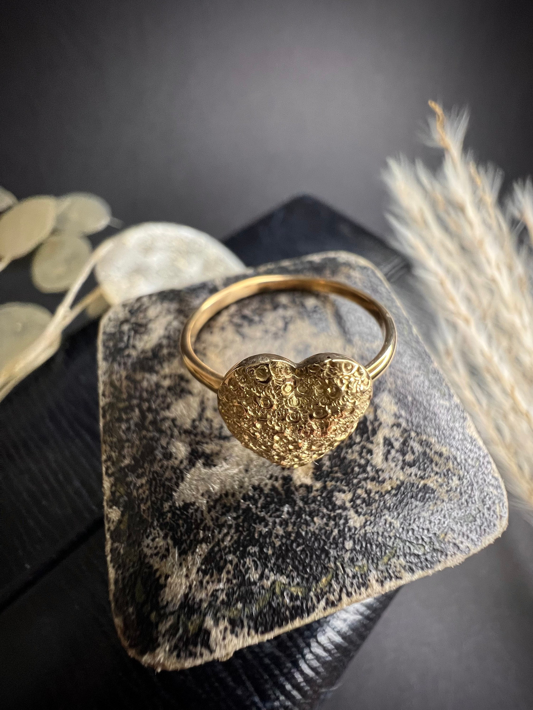Antique 9ct Gold Victorian Etruscan Puffy Heart Ring — RLT