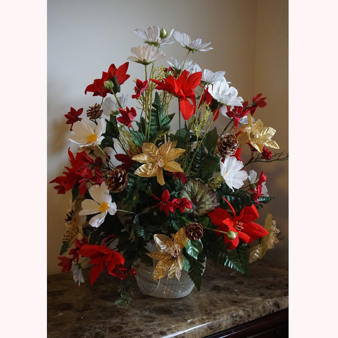 Round Christmas Centerpiece With Glass Vase Decorated by Hand With Gold ...