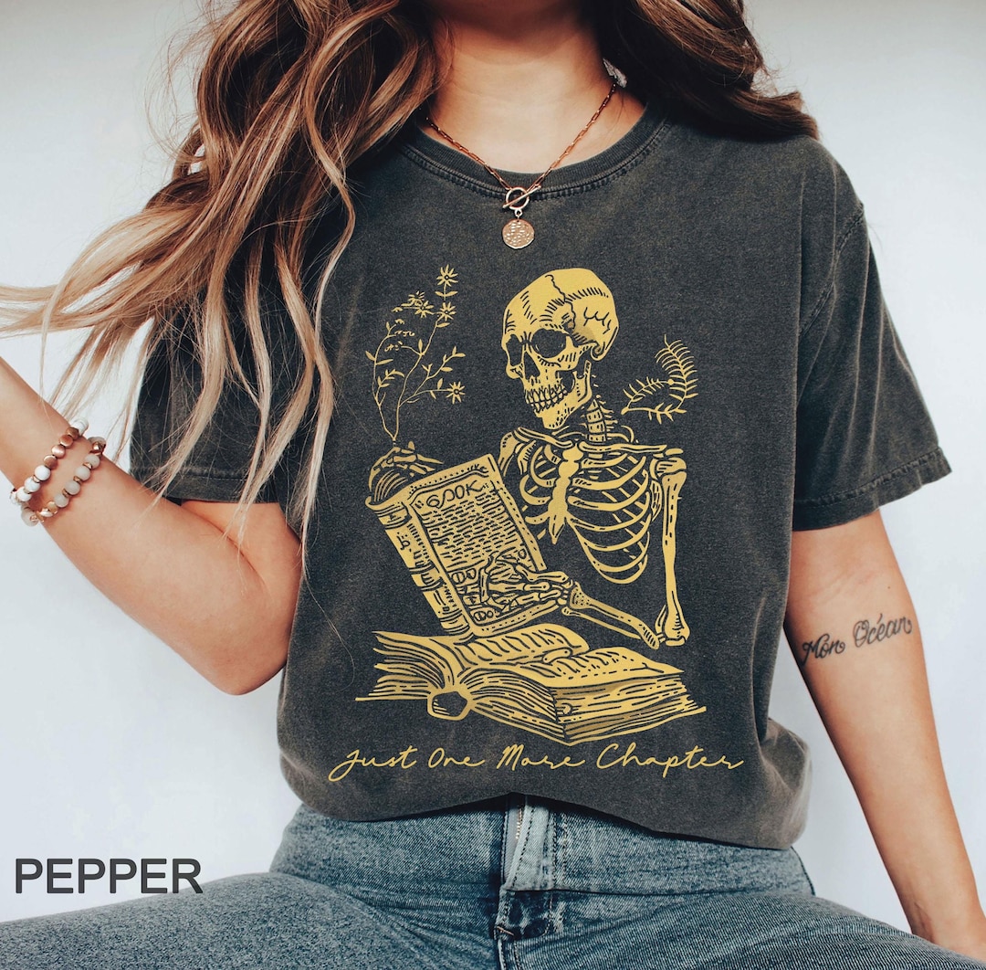 Just One More Chapter T-shirt, Book Reading Skeleton, T-shirt ...