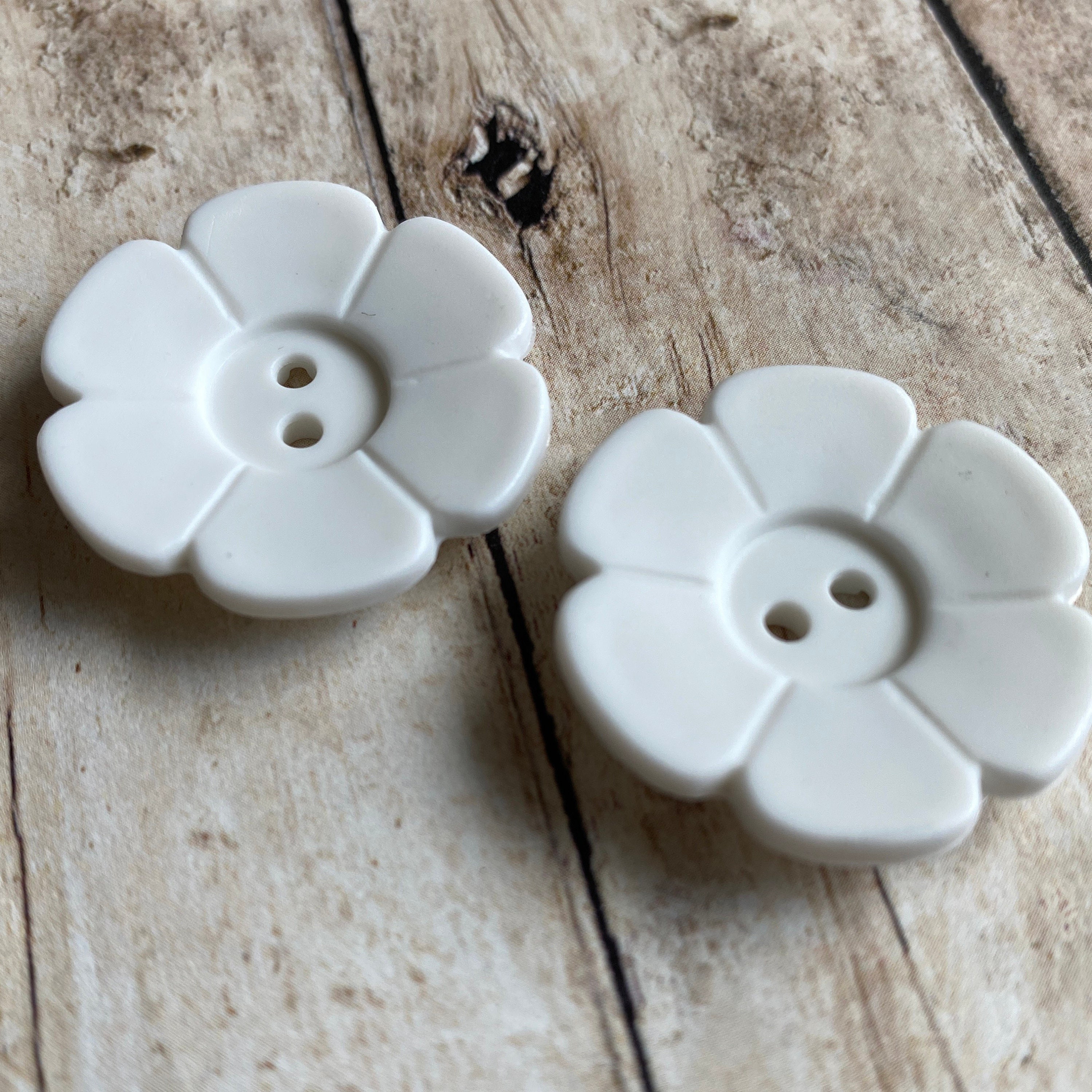 DILL WHITE 28mm FLOWER Button, 1.125 Inch Polyamide Button, Sweet ...