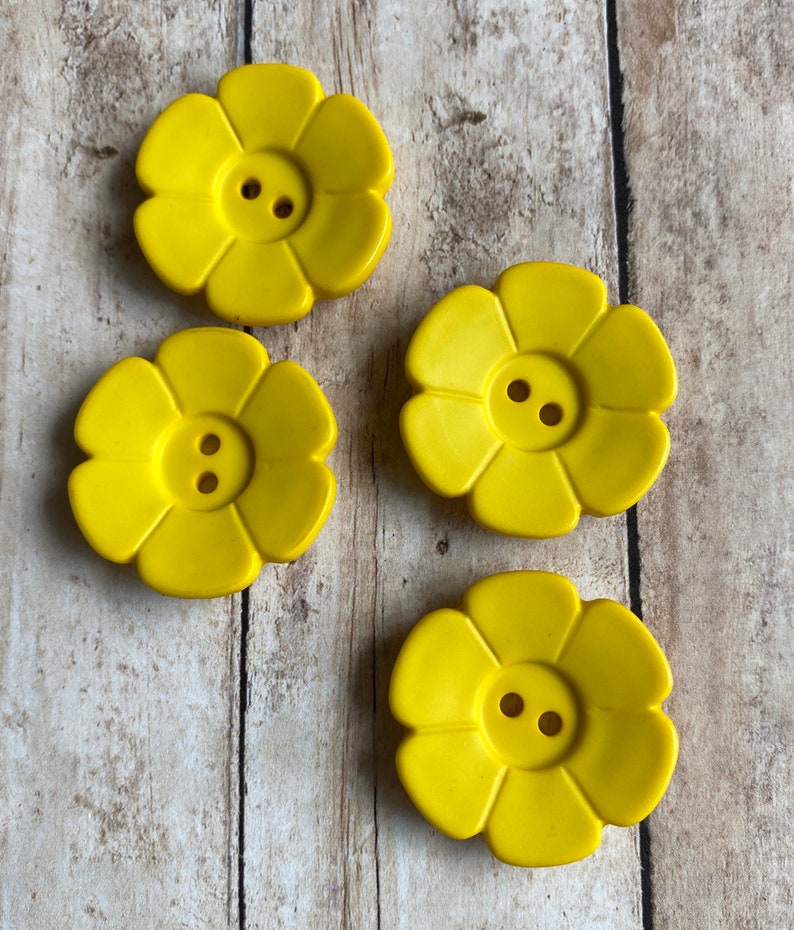 DILL YELLOW 28mm FLOWER Button, 1.125 Inch Polyamide Button, Sweet ...