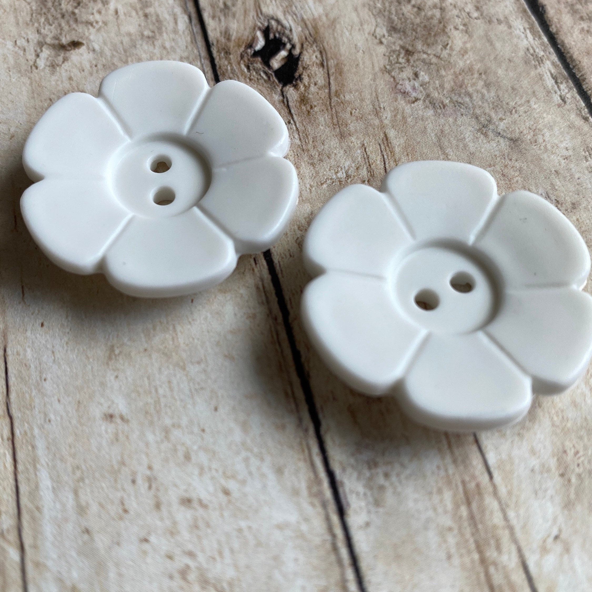 DILL WHITE 28mm FLOWER Button, 1.125 Inch Polyamide Button, Sweet ...