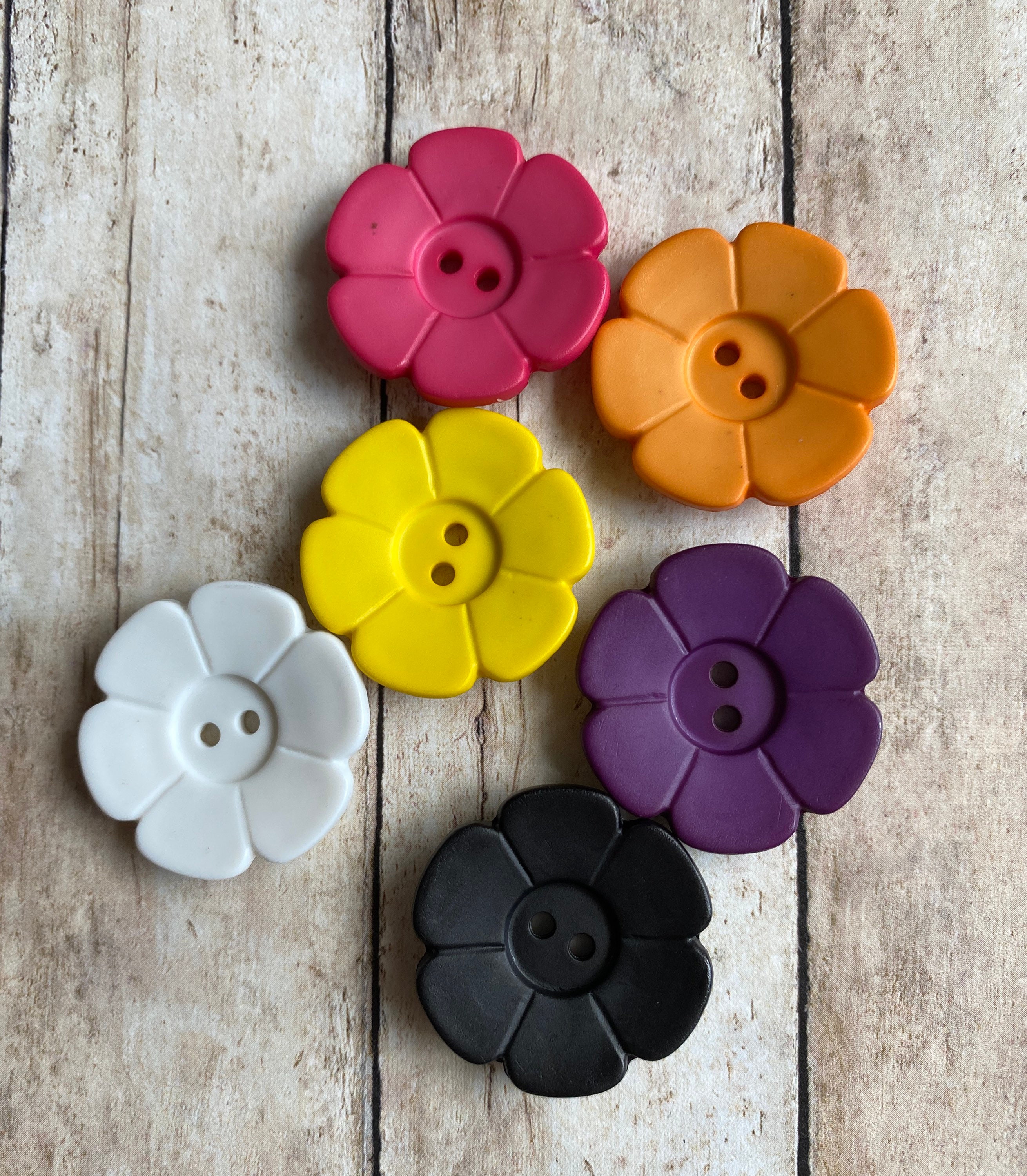 DILL WHITE 28mm FLOWER Button, 1.125 Inch Polyamide Button, Sweet ...