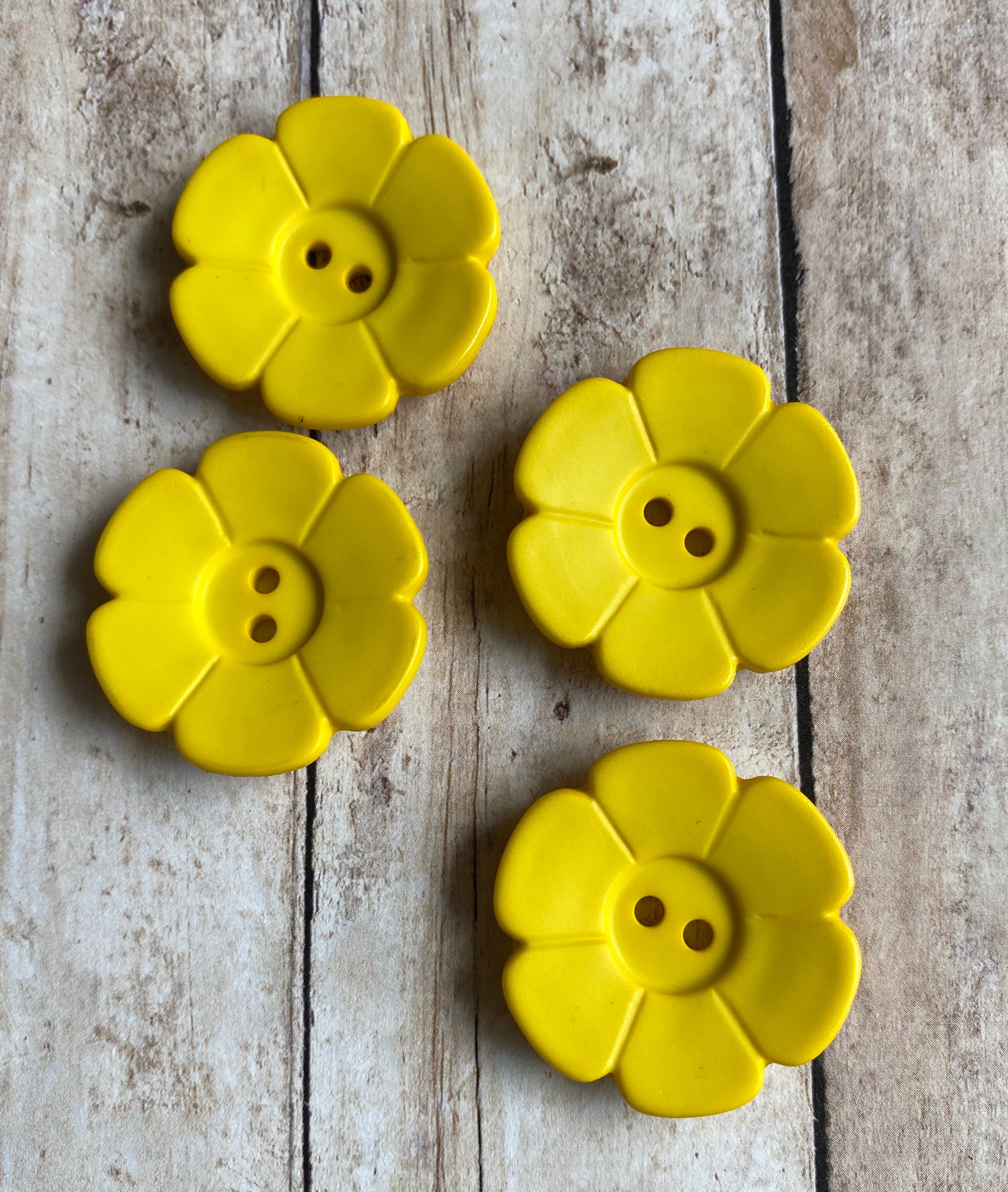DILL YELLOW 28mm FLOWER Button, 1.125 Inch Polyamide Button, Sweet ...
