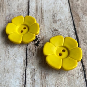 DILL YELLOW 28mm FLOWER Button, 1.125 Inch Polyamide Button, Sweet ...