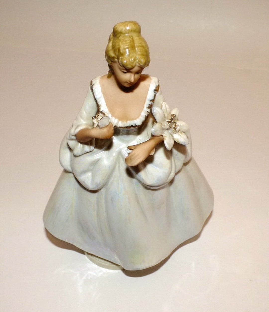 Music Box / Figurine 1970s SANKYO TALL Lady Courtier With Corsage, Posy ...