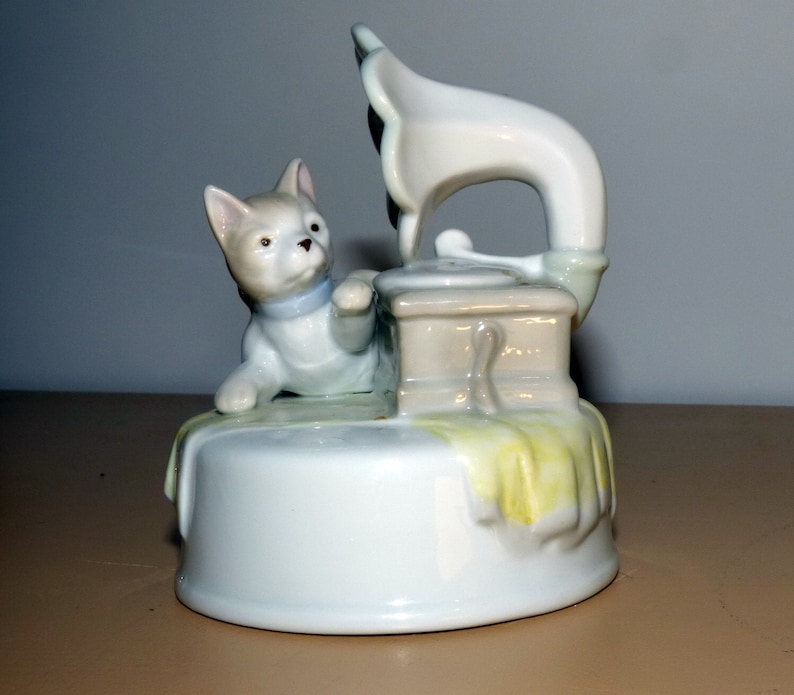 SCHMID 1970s PLAYFUL CAT Music Box Cat With Gramophone Ceramic Music ...