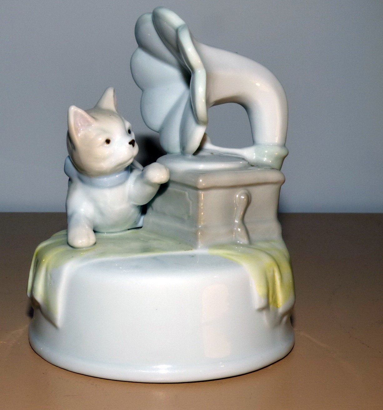 SCHMID 1970s PLAYFUL CAT Music Box Cat With Gramophone Ceramic Music ...