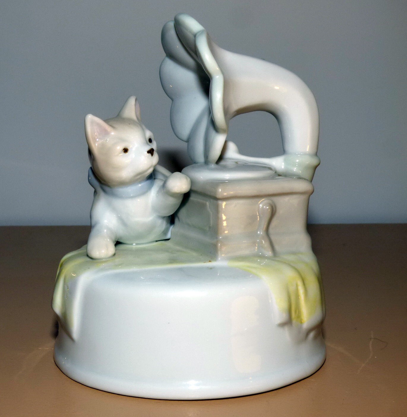 SCHMID 1970s PLAYFUL CAT Music Box Cat With Gramophone Ceramic Music ...