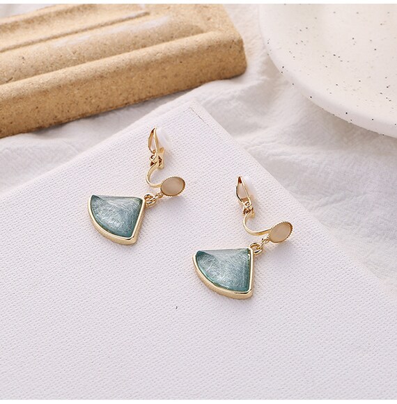 Blue Clear Pierced or Non Pierced /vintage/ Triangle Shap/clip - Etsy