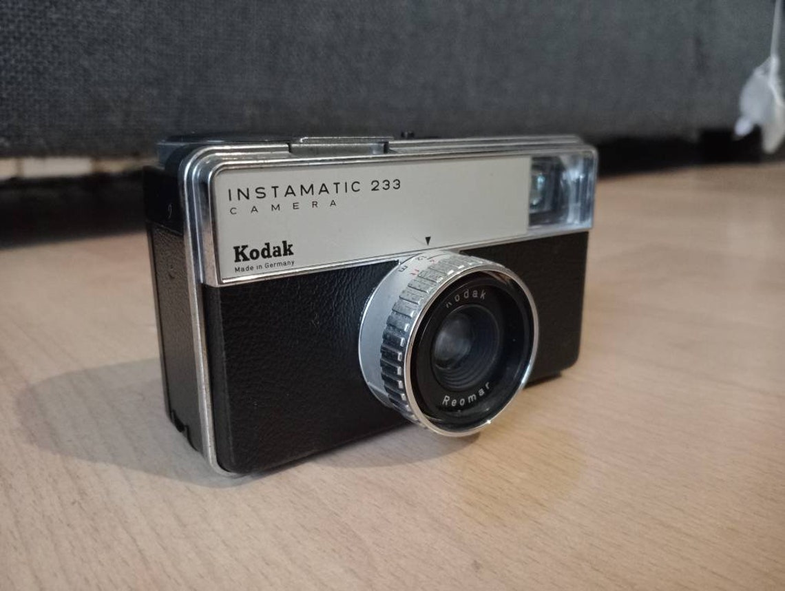 Kodak Instamatic 233 Vintage Analog Camera Classic Camera 1970s 1980's ...