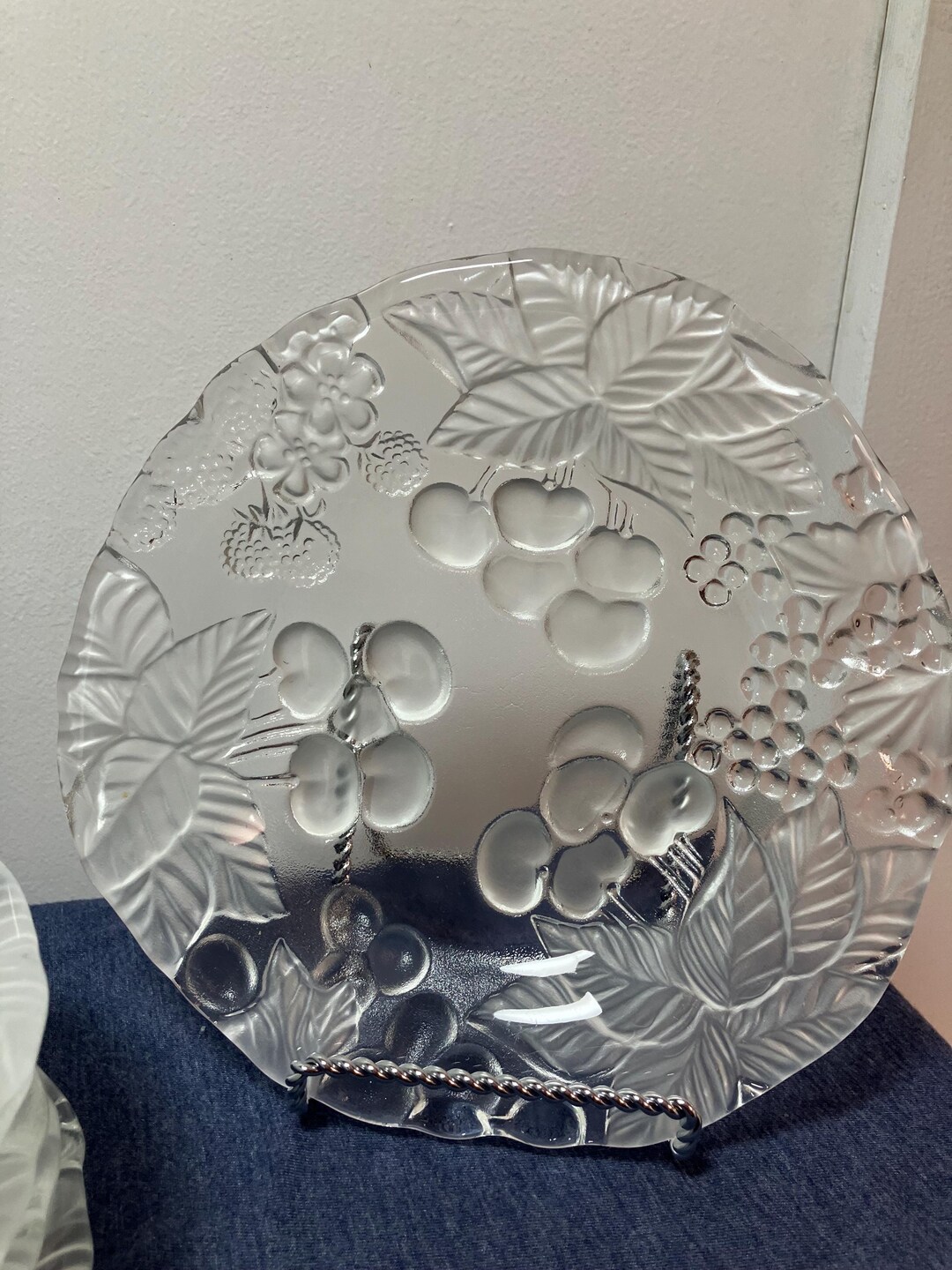 Vtg. Savior Vivre Clear Glass With Fruit Etchings 8” Salad Plates. Set ...