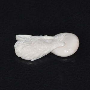 Hand Carved Wolf Howling at Moon, Ox Bone Carving | 56mm X 29mm X 8mm ...