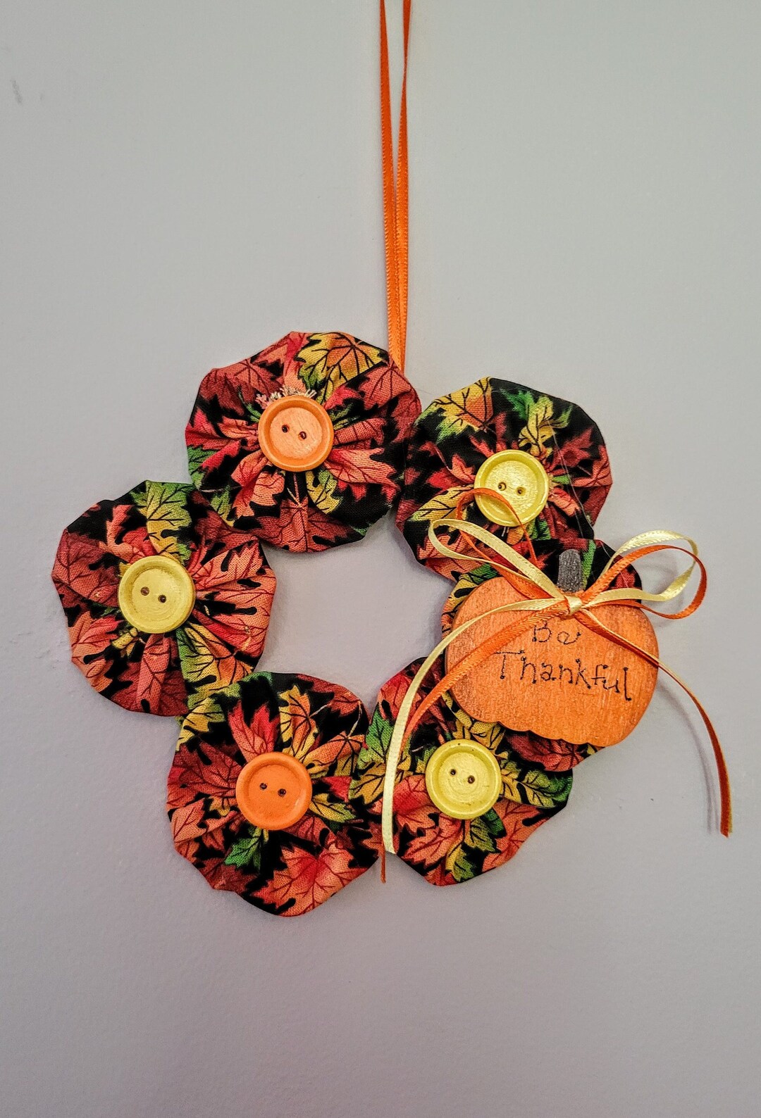 Small Fall Wreath: Fabric Yo-yo, Wooden Pumpkin Decor - Etsy