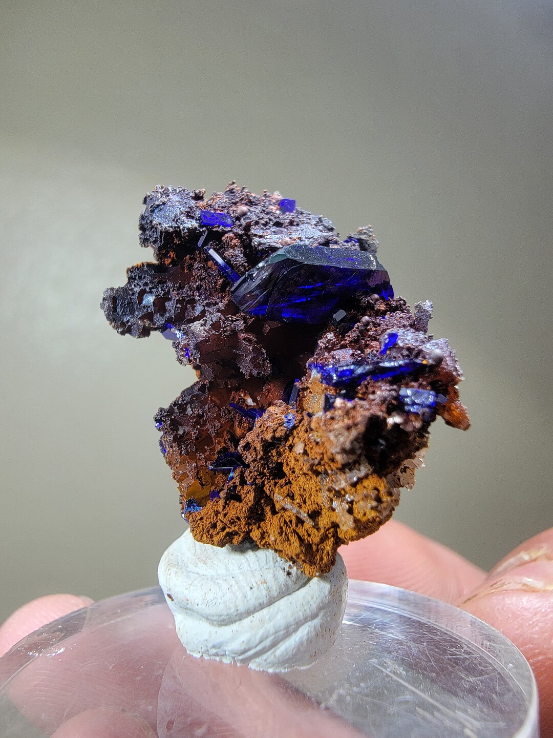 Cristales de azurita brillantes y preciosos sobre una matriz de ...