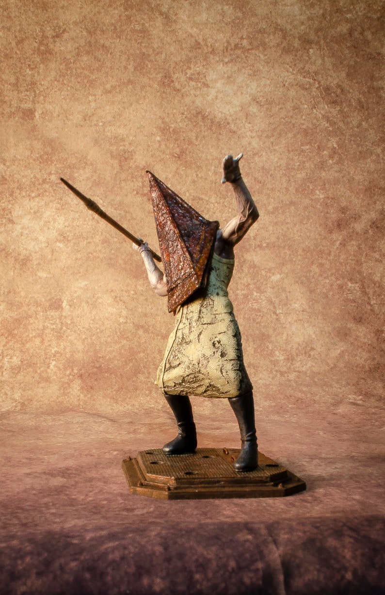 Pyramid Head - Silent Hill 2 - Mannequin (optional) - 1:10 Scale Figure ...
