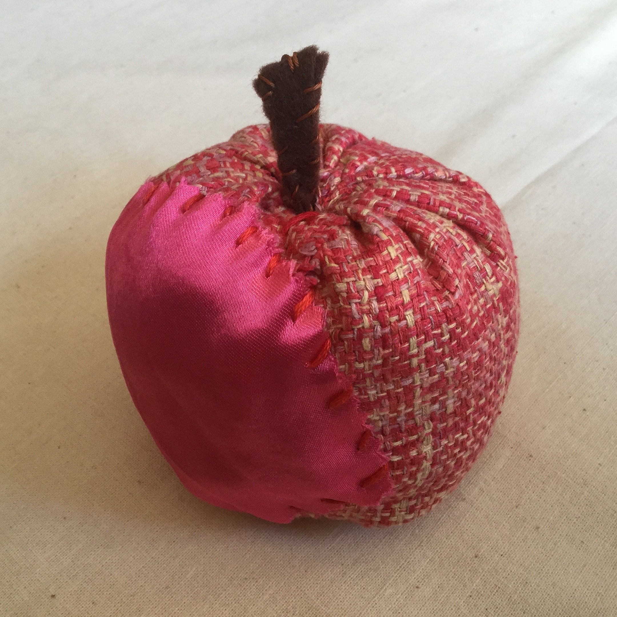 Decoración de manzana de tela cosida, rosa y comprobar - Etsy España